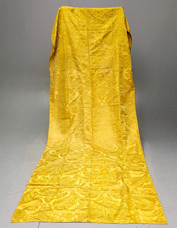 METRAJE EN SEDA ADAMASCADA EN COLOR DORADO. Alfombras y textiles ...
