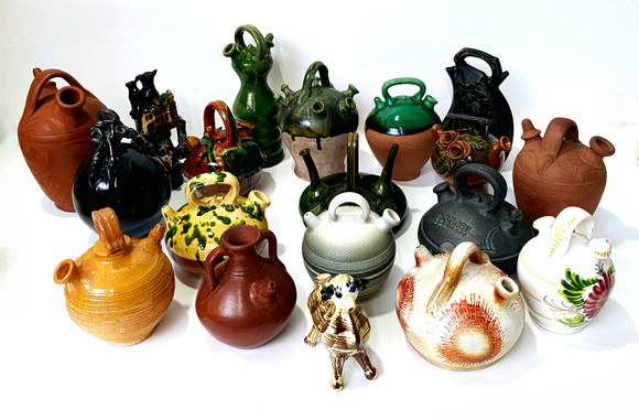 19 BOTIJOS EN CERÁMICA ESMALTADA EN DIFERENTES COLORES Y TAMAÑOS ...