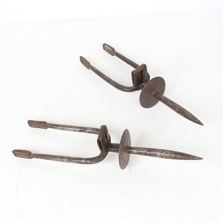 A PAIR OF 19TH CENTURY MEDIEVAL STYLE STEEL SPURS (2). Weapons ...