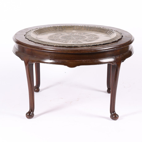 A MIDDLE EASTERN TABLE. Furniture - Tables - Auctionet