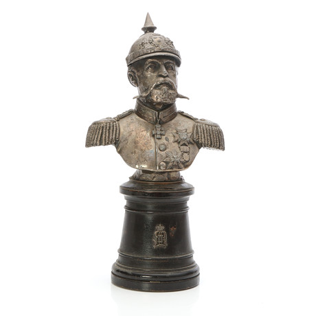 BYST, OSCAR II. Försilvrad gjutmetall på träsockel med Oscar II:s ...