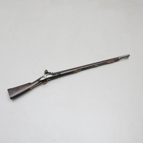 A FLINT LOCK RIFLE, TOWER MODEL, early 19th century. Weapons ...