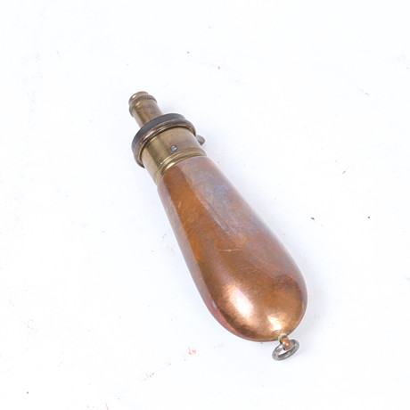 19TH CENTURY POWDER FLASK. Weapons & Militaria - Guns & Rifles - Auctionet