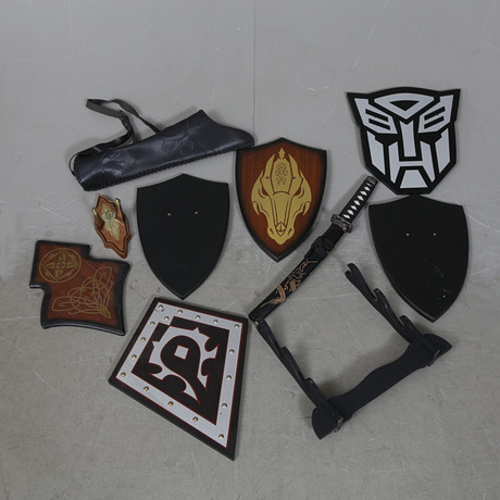 WALL SHIELDS, STANDS AND SWORDS. Weapons & Militaria - Edged weapons ...