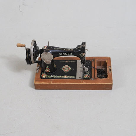 A sewing machine, The Singer Manufacturing Co., early 20th century ...