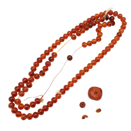 AN AMBER CIRCULAR BEAD NECKLACE, AND A SINGLE AMBER BEAD. Jewellery ...