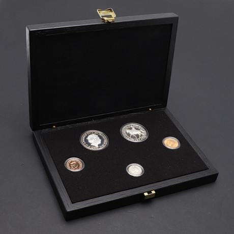AN ELIZABETH II FIVE COIN SILVER JUBILEE SET INCLUDING TWO SOVEREIGNS ...