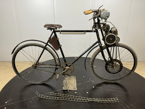 FURIR / HUSQVARNA, trampcykel med hjälpmotor, omkring 1907 samt 1918 ...