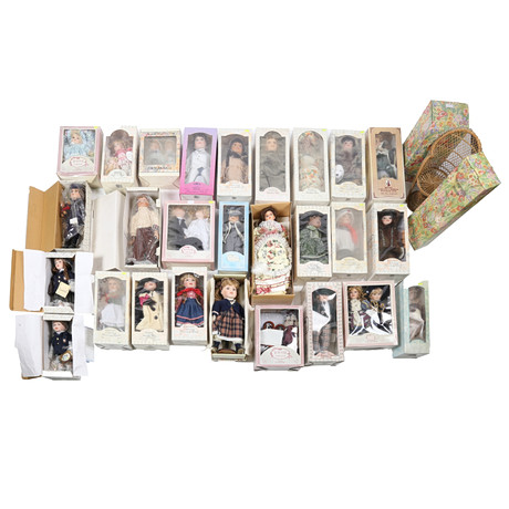 A LARGE COLLECTION OF COLLECTORS DOLLS (QTY). Toys - Toys - Auctionet