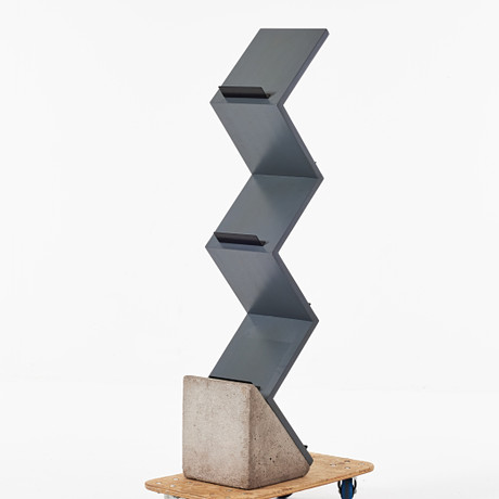 JONAS BOHLIN, «Hormigón», base de hormigón, estante de madera pintada ...