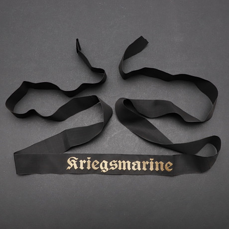 A SECOND WORLD WAR GERMAN 'KRIEGSMARINE' CAP RIBBON. Weapons ...