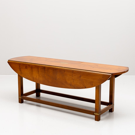 A late 20th century English Hunter table. Furniture - Tables - Auctionet