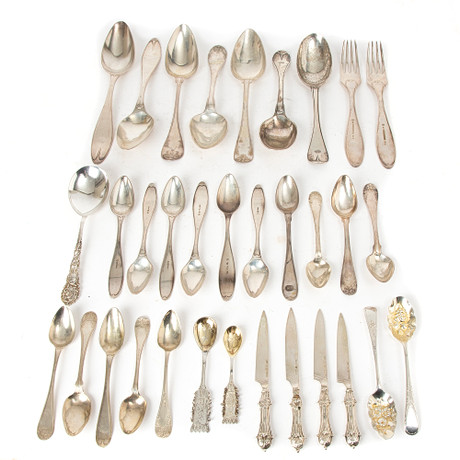 BATCH OF CUTLERY. 33 pieces of silver, 17th/19th century. Silver ...