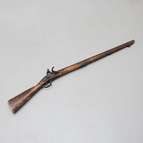 A HUNTING RIFLE WITH A FLINT CLASP FROM THE LATE 18TH CENTURY, THE LOCK ...