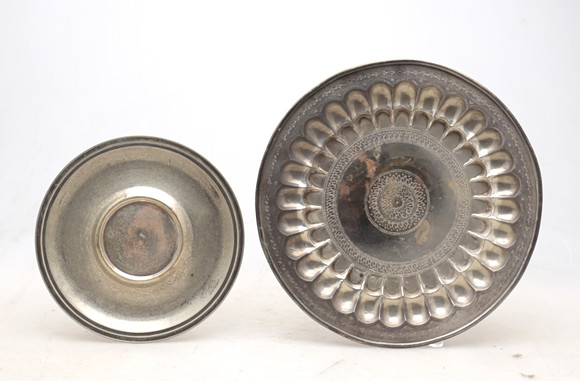 Iranian tray and oriental plate in engraved silver, from the first half ...