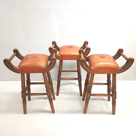 BARSTOLAR/ PALLAR, 3 st. 1900-tal. Möbler - Fåtöljer & Stolar - Auctionet