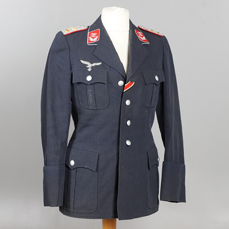 A SECOND WORLD WAR GERMAN LUFTWAFFE FLAK OFFICER'S TUNIC. Weapons ...