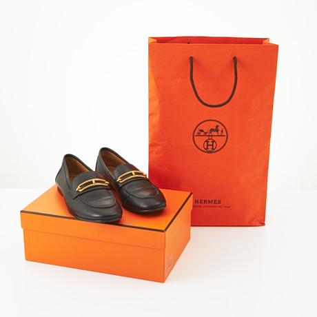 HERMÈS, "Colette", loafers i svart slätt kalvskinn, framtill med ...