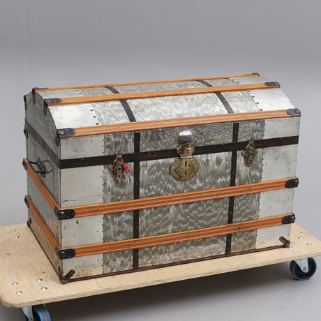 A wood/metal American case, circa 1900. Furniture - Other - Auctionet