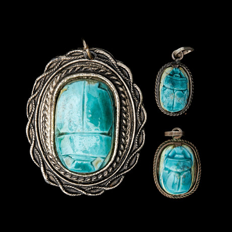 HÄNGEN, Skarabe, 3 st, 1920/30-tal, fajans, silver & stål. Smycken ...