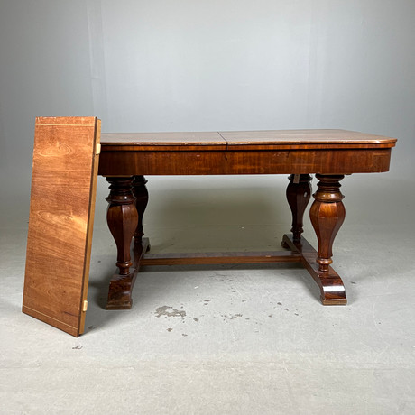 A dining table, circa 1900. Furniture - Tables - Auctionet