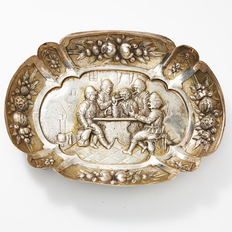 A 17th/19th century silver platter. Silver & Metals - Silver - Auctionet
