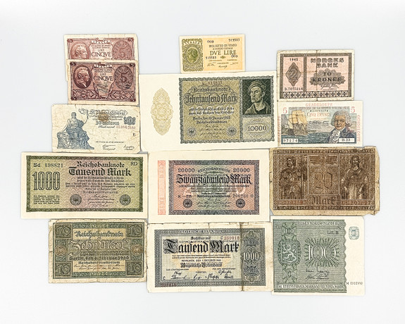 A set of 13 banknotes, inter alia antique, Europe. Coins, Medals ...