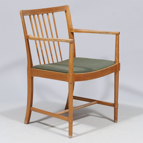 BØRGE MOGENSEN (1914-1972). Armstol med stel af elm, sæder beklædt med ...