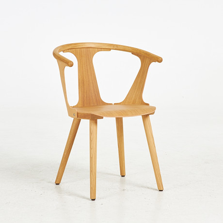 &TRADITION. Stol, "In Between SK1", ek, design Sami Kallio. Möbler ...