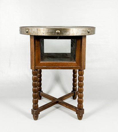 SMOKING TABLE WITH DISPLAY. Furniture - Tables - Auctionet