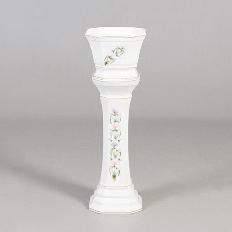 PIEDESTAL MED KRUKA, PORSLIN. Keramik & Porslin - Europeiskt - Auctionet