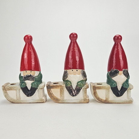 LISA LARSON. Ljusstakar, 3 st, keramik, tomtar på kälkar, signerade ...