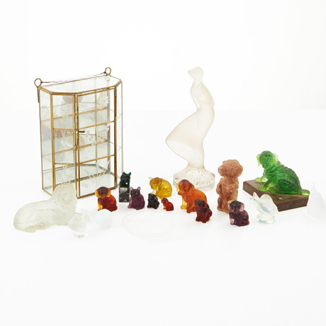 COLLECTION OF FIGURINES, STANDS, GLASS. Glass - Other - Auctionet