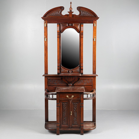 ETT HALLSTÄLL AV LÖVTRÄ I SEN VIKTORIANSK STIL. Möbler - Övrigt - Auctionet