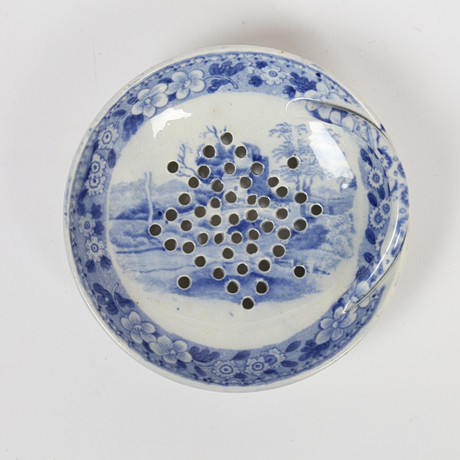 AN EARLY 19TH CENTURY SPODE BLUE AND WHITE EGG STRAINER. Ceramics ...