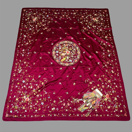 LARGE 19TH CENTURY CHINESE TABLECLOTH IN SILK EMBROIDERED WITH FRINGE ...