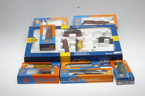 LOCOMOTIVES AND WAGONS, 13 pcs, Roco, Austria. Toys - Auctionet