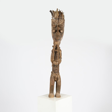 UNA GRAN FIGURA SENTADA DE UN GUERRERO GREBO KRU, LIBERIA. Arte étnico ...