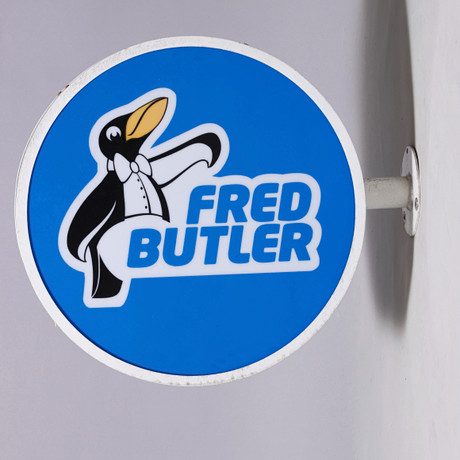 Fred Butler ljusskylt, metall och plast. Övrigt - Övrigt - Auctionet