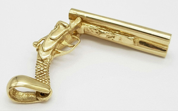 A 9K YELLOW GOLD DOUBLE BARRELLED VINTAGE SHOTGUN PENDANT WHICH IT ALSO ...