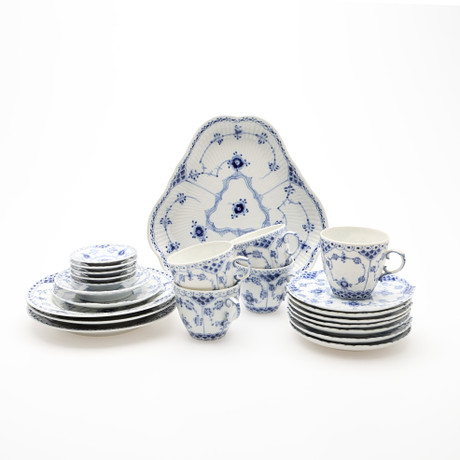 DINNERWARE, 16+2 PIECES, PORCELAIN, MUSSELMALET, DENMARK. Ceramics ...