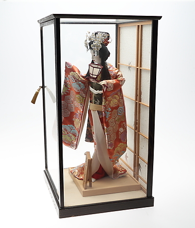 DOLL in display cabinet, Japan. Toys - Auctionet