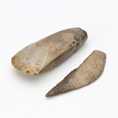 STENYXA SAMT SKÄRA. Bearbetad flinta, yxan slipad. Neolitikum, 3800 ...