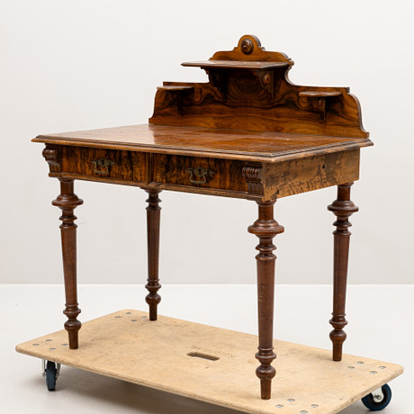 A late 19th century Neo-Renaissance desk. Furniture - Tables - Auctionet