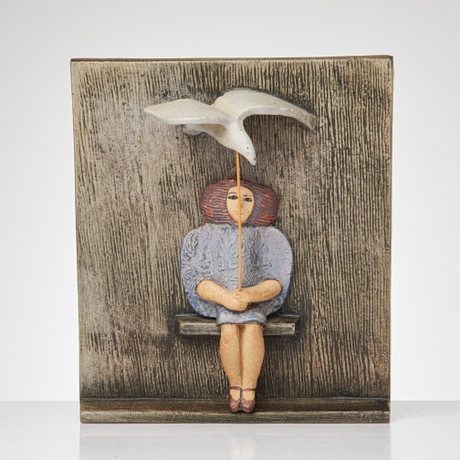 LISA LARSON. Väggskulptur, Kvinna med fågel, glaserat stengods ...