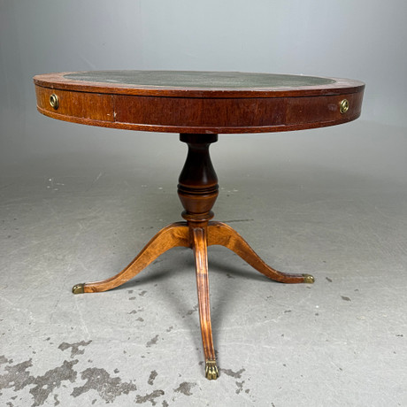A 20th century English style carousel table. Furniture - Tables - Auctionet