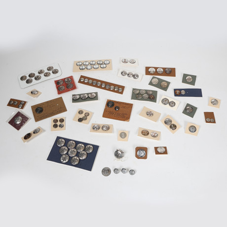 A COLLECTION OF ARMORIAL/LIVERY BUTTONS. Miscellaneous - Miscellaneous ...