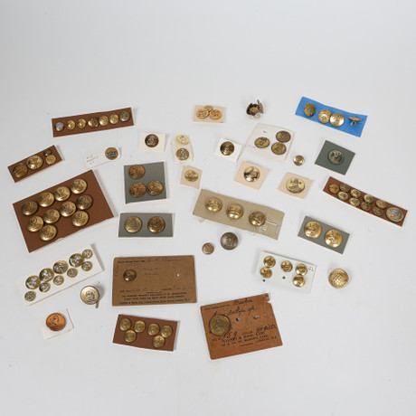 A COLLECTION OF ARMORIAL/LIVERY BUTTONS, GILT, SOME MOUNTED ...