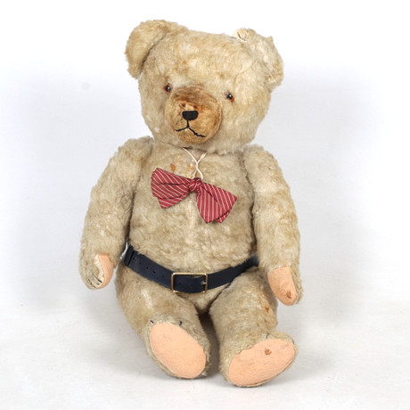 A teddy bear with hum function, first half of the 20th century. Toys ...
