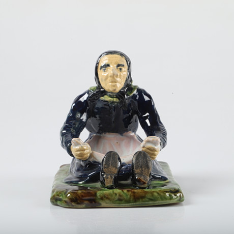 KARL HOLST. Figurin, "Påltorperskan", keramik, Höganäs. Keramik & Porslin - Europeiskt - Auctionet